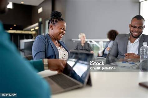 회의에서 동료와 함께 웃고 실제 몸과 아프리카 계 미국인 전문 여성의 솔직한 샷 일함에 대한 스톡 사진 및 기타 이미지 일함 비즈니스 사람들 Istock