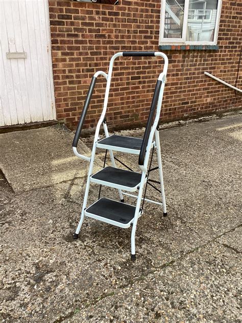 White Set Of Aluminium Kitchen Steps Badgers Auctions