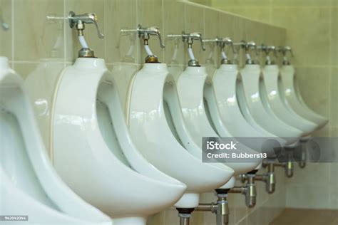 흰색 세라믹 소변 기 화장실 룸에서 남자의 남자의 목욕탕 디자인에서 3 개의 흰색 소변 기의의 근접 촬영 0명에 대한 스톡 사진 및 기타 이미지 Istock