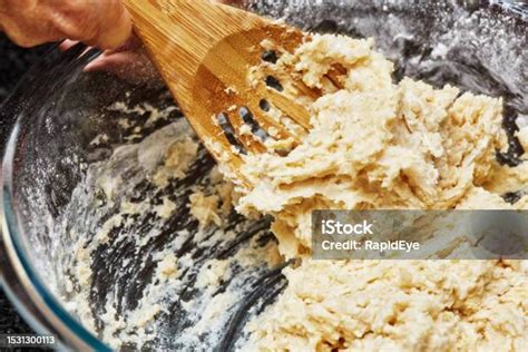 반죽 만들기 밀가루 계란 기름 우유를 섞어 유리 그릇에 나무 숟가락으로 떠 올립니다 가정 주방에 대한 스톡 사진 및 기타 이미지 가정 주방 가정의 방 갈색 Istock