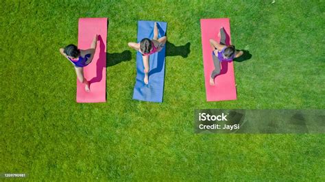 가족 피트니스 및 스포츠 야외 공원에서 운동을하는 활동적인 소녀 그룹 녹색 잔디에서 야외 운동 하는 활동적인 여성 위에서 공중 최고 보기 경관에 대한 스톡 사진 및 기타