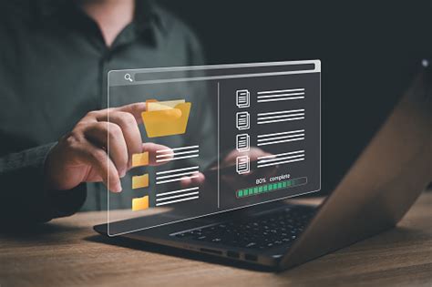 검색 시스템 개념이 있는 문서 관리 및 데이터 사업가는 스마트폰 사용 데이터 가상 폴더 및 관리 데이터 아이콘 온라인 아카이브 디지털 운영 체제 사이버 보안 가상현실에 대한