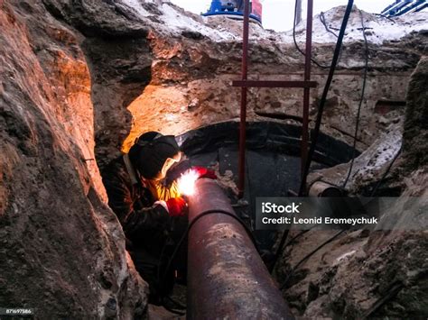 직장에서 안전입니다 용접 그리고 파이프라인의 설치입니다 평일 산업 용접기 및 정비공 Sultan Mahomet Iv에 대한 스톡 사진 및 기타 이미지 Sultan