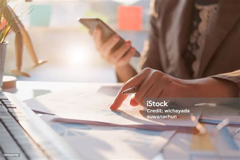 사무실에서 스마트 폰 데이터 보고서 회계 문서 및 노트북 컴퓨터에서 작업 연필을 들고 사업가 또는 회계사 손의 닫기 비즈니스 개념 개념에 대한 스톡 사진 및 기타 이미지