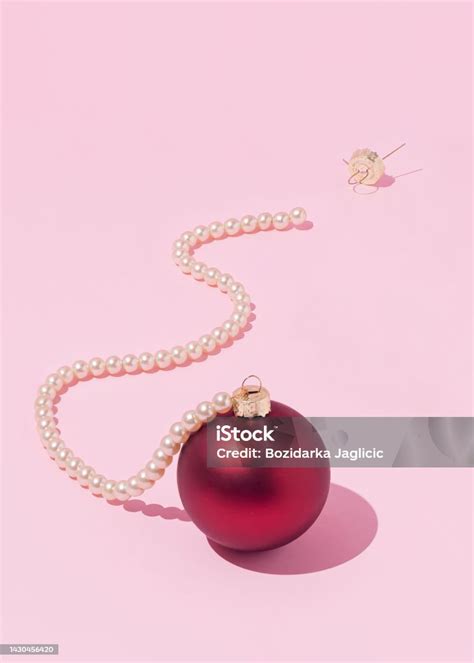 밝은 분홍색 배경에 흰색 진주가있는 빨간색 크리스마스 공 장식품 최소한의 새해 장식 개념 레트로 80 년대 또는 90 년대 패션 미학 진주에 대한 스톡 사진 및 기타 이미지