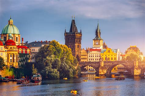 찰스 브리지 올드 타운과 찰스 다리의 올드 타운 타워 프라하 체코 프라하 구시가지와 상징적인 찰스 브리지 체코 찰스 브리지 및 올드 타운 타워 0명에 대한 스톡 사진 및