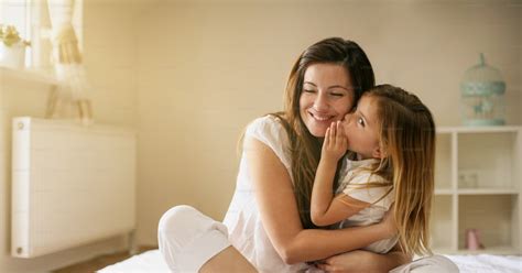 귀여운 딸과 함께 침대에 누워 있는 어머니 N자유 시간에 함께 즐기십시오 어머니에게 비밀을 속삭이는 어린 소녀 사진 Unsplash의 사람 이미지