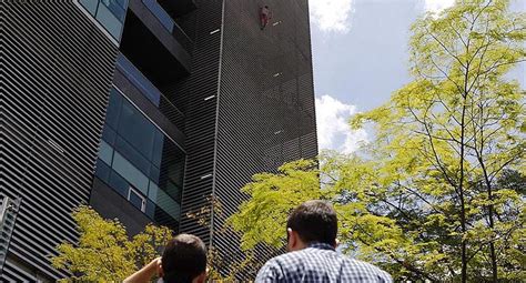 Spiderman Es Arrestado Tras Escalar Edificio Y Posar En El Ascenso Locomundo Ojo