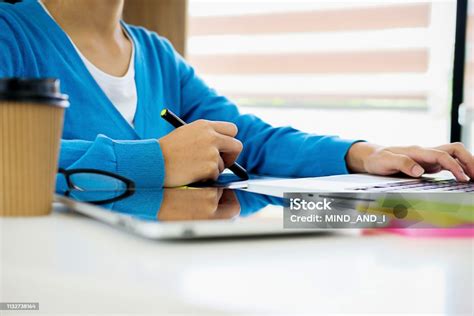 책상 위의 그래픽 디자인 및 색상 견본 및 펜 작업 도구 및 액세서리가 있는 건축 도면 건축에 대한 스톡 사진 및 기타 이미지 건축 건축가 디자인 전문가 Istock