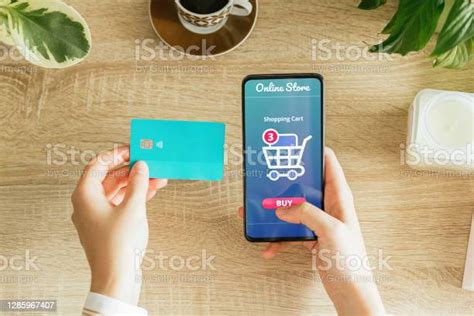 집에서 전화와 신용 카드와 온라인으로 주문을 지불 하는 여자의 모형 Brand Name Mobile Payment에 대한 스톡