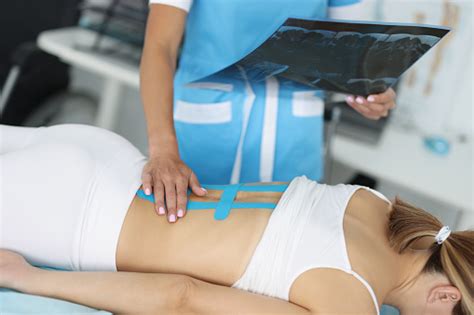 의사는 여성의 뒤를 스캔하고 여성의 몸에 올바른 운동학 테이프를 보유 근육 서포트 테이프에 대한 스톡 사진 및 기타 이미지 근육 서포트 테이프 등 35 39세