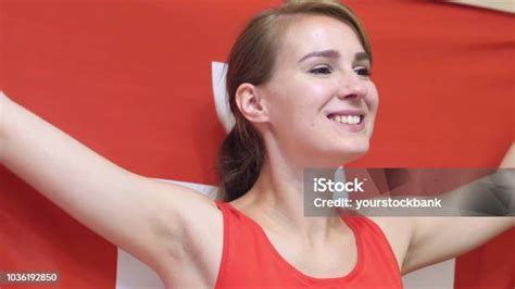 스위스 젊은 여자 기념 슬로우 모션에서 스위스의 깃발을 들고 Championship에 대한 스톡 사진 및 기타 이미지