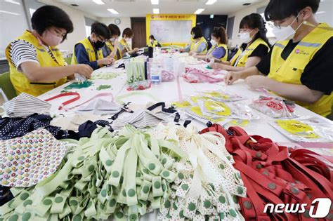 마스크 분실 방지 목걸이 제작하는 봉사자들