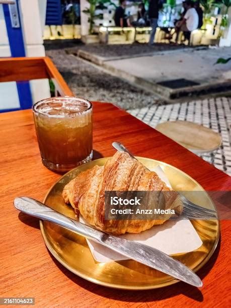 크루아상 빵 한 접시와 차 또는 맥주 또는 위스키 한 잔이 고급 카페 또는 레스토랑의 나무 테이블에 제공됩니다 0명에 대한 스톡 사진 및 기타 이미지 Istock