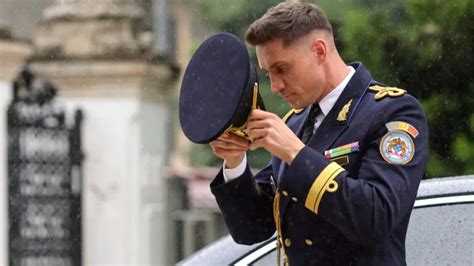 Salariul Lui Ionuț Agentul Spp Care îl Păzește Pe Nicușor Dan A Fost Dezvăluit • Buna Ziua