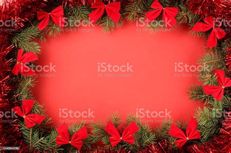 크리스마스 트리와 빨간색 밝은 배경에 컬러 크리스마스 장식이 있는 텍스트에 대한 크리스마스와 새해 프레임 위에서 본 모습 0명에