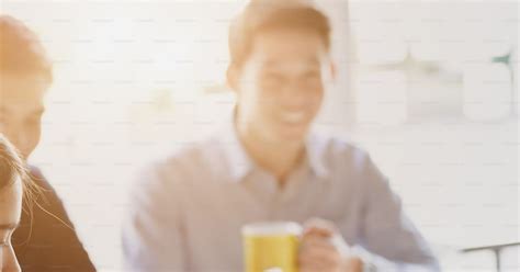 동료 및 사무용품과 함께 회의실에 앉아 프로젝트에 집중하는 젊은 여성 비즈니스의 크롭 샷 사진 Unsplash의 태국 이미지