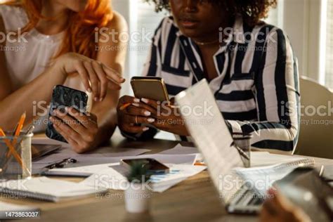 프로젝트 회의 중 스마트폰을 통해 데이터를 공유하는 두 명의 사업가 다민족 그룹에 대한 스톡 사진 및 기타 이미지 다민족 그룹 여자 여자만 Istock