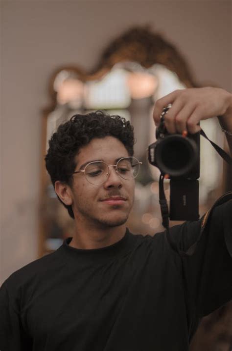 개인적 표현 거울 검은색 셔츠 곱슬머리 기억에 남는 순간 남성 사진가 둥근 안경 디지털 사진 라이프 스타일 사진 라이프스타일 반사 반사 사진 사진