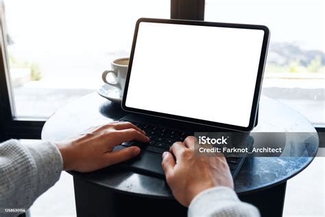 테이블에 컴퓨터 Pc로 빈 흰색 데스크톱 화면태블릿 키보드를 사용하고 입력하는 여성 개념에 대한 스톡 사진 및 기타 이미지 개념 공란 노트북 Istock