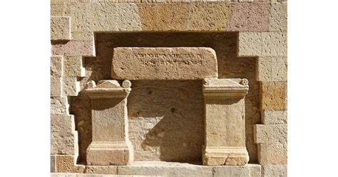 Археолози откриха древна статуя в Египет