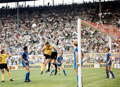 Atli Eðvaldsson Litríkur Ferill í Máli Og Myndum