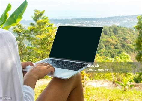 원격 작업 또는 프리랜서 라이프 스타일의 개념 열 대 관점에서 앉아 노트북을 가진 백인 여자 관광객에 대한 스톡 사진 및 기타 이미지 Istock