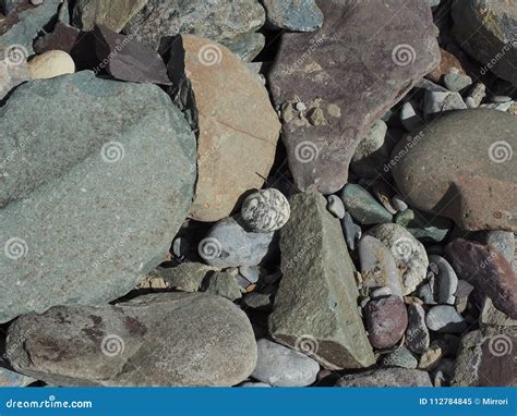 huge river boulders of angular shape of different sizes on the right