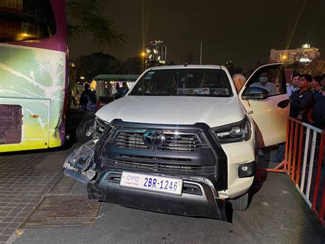 បុរសចំណាស់ម្នាក់បានបើករថយន្តរេចង្កូតទៅបុកឡំប្រឺតា បណ្តាលឱ្យរងការខូចខាត សារព័ត៌មាន នគរវត្ត