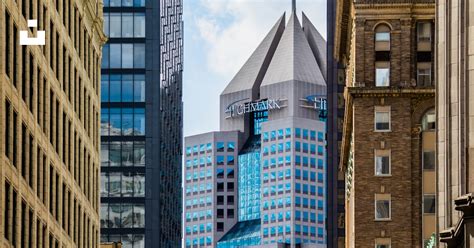 배경에 고층 건물이 있는 도시 거리 사진 Unsplash의 무료 피츠버그 이미지