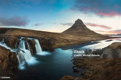 İzlandanın Doğal Görüntüsü Gün Batımında Kirkjufell Şelale Ile Ünlü