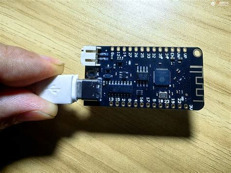 【花雕学编程】arduino动手做（237） Esp32 V1rev1蓝牙控制led Df创客社区