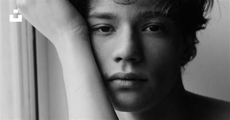 카메라를 향해 포즈를 취하는 거울 앞에 서 있는 사람 사진 Unsplash의 무료 회색 이미지