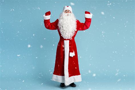 빨간 의상을 입은 산타 클로스 손을 들고 축하 크리스마스 고립 통하고 있는 파란 배경에 1월에 대한 스톡 사진 및 기타 이미지 Istock