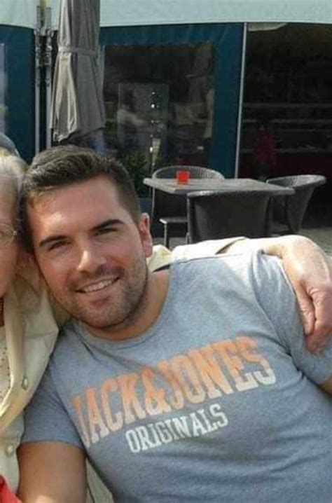 Les Hommages à Benjamin Le Policier Décédé Dans Un Accident De La Route Cette Nuit à Couillet