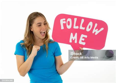 매력적인 젊은 여성 들고 나를 따라 소셜 미디어 알림 아이콘 인터넷 비즈니스 상호 작용에 그녀의 온라인 블로그에 대 한 더 많은 추종자에 대 한 요청 소셜 네트워크 알림 및