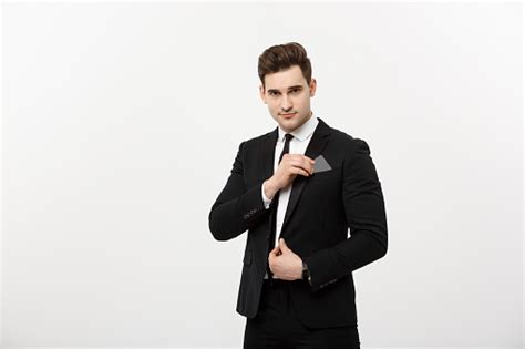 사업 개념 사업가 검은 양복에 회색 배경에 대 지 또는 신용 카드를 주머니 밖으로 따기에 남성에 대한 스톡 사진 및 기타 이미지 Istock