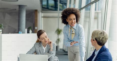 아프리카계 미국인 사업가가 사무실에서 회의를 하는 동안 여성 동료들과 이야기를 나누고 있다 사진 Unsplash의 실내 이미지