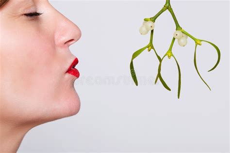 Baiser Sous Le Gui Photo Stock Image Du Rouge Fille