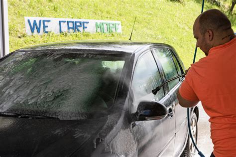 셀프 서비스 세차장 스테이션에서 세차 및 청소 용 자동차 2021년 루마니아 부쿠레슈티에서 고압물을 사용한 세차 개념에 대한 스톡 사진 및 기타 이미지 Istock