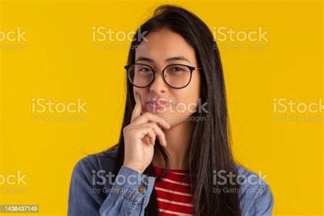 젊은 성인 여성이 스튜디오 샷에서 얼굴 표정을 짓고 손가락과 손을 사용 하 여 여자에 대한 스톡 사진 및 기타 이미지 여자 한 명의 여자만 20 24세 Istock