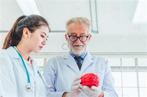 化学免抠元素 特写科学女学生在实验室使用化学品 素材免费下载 626像素 格式 编号68290407 千图网