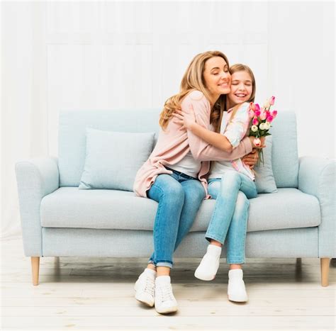 Madre E Hija Abrazándose Foto Premium