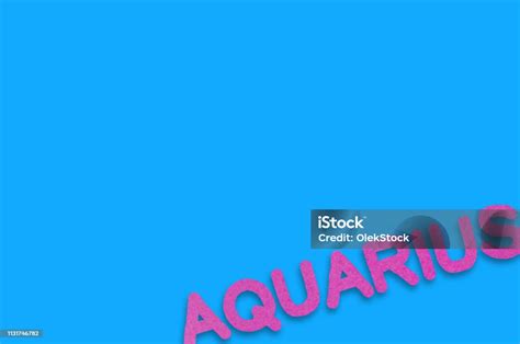 단어 물병자리 파란색 테이블에 보라색 종이에서 잘라 평면도 별자리 개념 0명에 대한 스톡 사진 및 기타 이미지 0명 공예 낱말 Istock