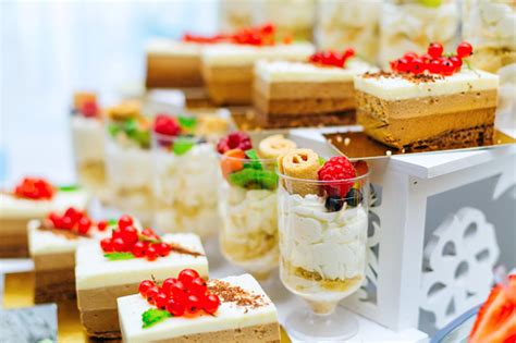 투명한 안경에 딸기와 아이스크림으로 장식 된 크림을 곁들인 맛있는 컵 케이크 0명에 대한 스톡 사진 및 기타 이미지 0명 가정의 방 공휴일 Istock