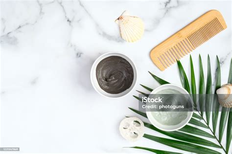 대리석 배경에 열대 야자수 잎 머리 빗 수세미 스폰지와 조개와 녹색과 검은 얼굴 점토 마스크 얼굴 이나 헤어 트리트먼트 스킨 케어를 위한 Spa 천연 유기농 화장품 0명에