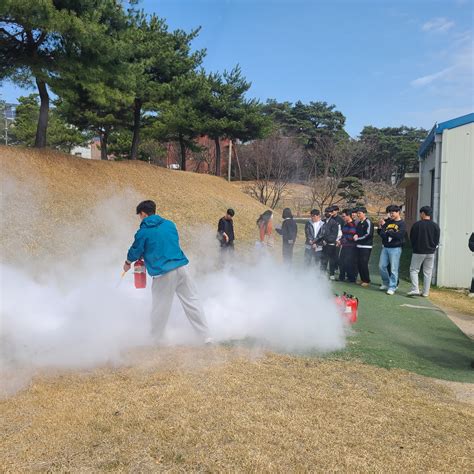 포토갤러리 2023년도 1학기 소방기계시설의 구조 및 원리 소화기 사용 실습 소방안전학과