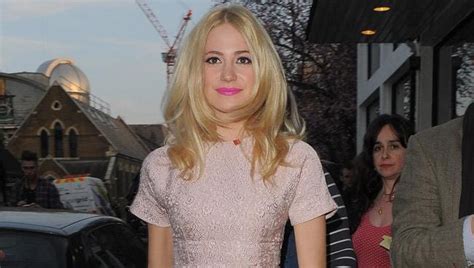 Pixie Lott Justin Bieber Is Pining For Ex Selena Gomez