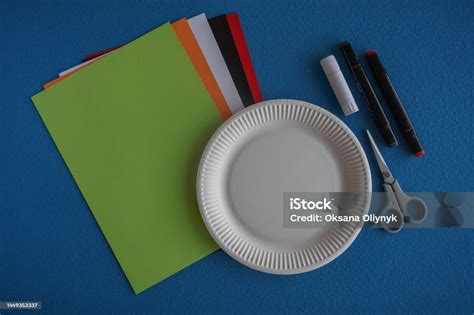 크리스마스 새해 눈사람 손수만든 단계별 사진 교육 Diy 개념입니다 19 단계 재료 가위 접착제 마커 멀티 컬러 종이 종이 접시