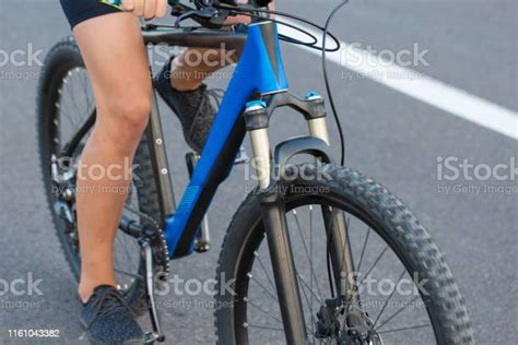 오프로드에 산악 자전거에 소녀 일몰에 자전거의 아름다운 초상화 피트니스 소녀는 현대 탄소 섬유 산악 자전거를 타고 건강한 생활방식에 대한 스톡 사진 및 기타 이미지 Istock